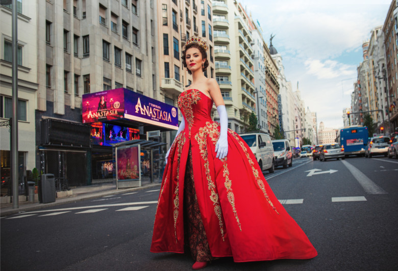 Anastasia se pasea por la Gran Vía (con sus joyas y su corona) - Shangay