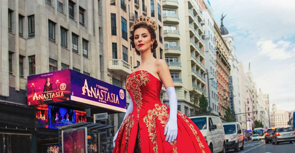 Anastasia se pasea por la Gran Vía (con sus joyas y su corona) - Shangay