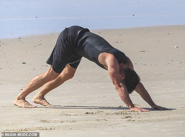 Chris Hemsworth nos muestra en la playa sus posturas favoritas de yoga ...