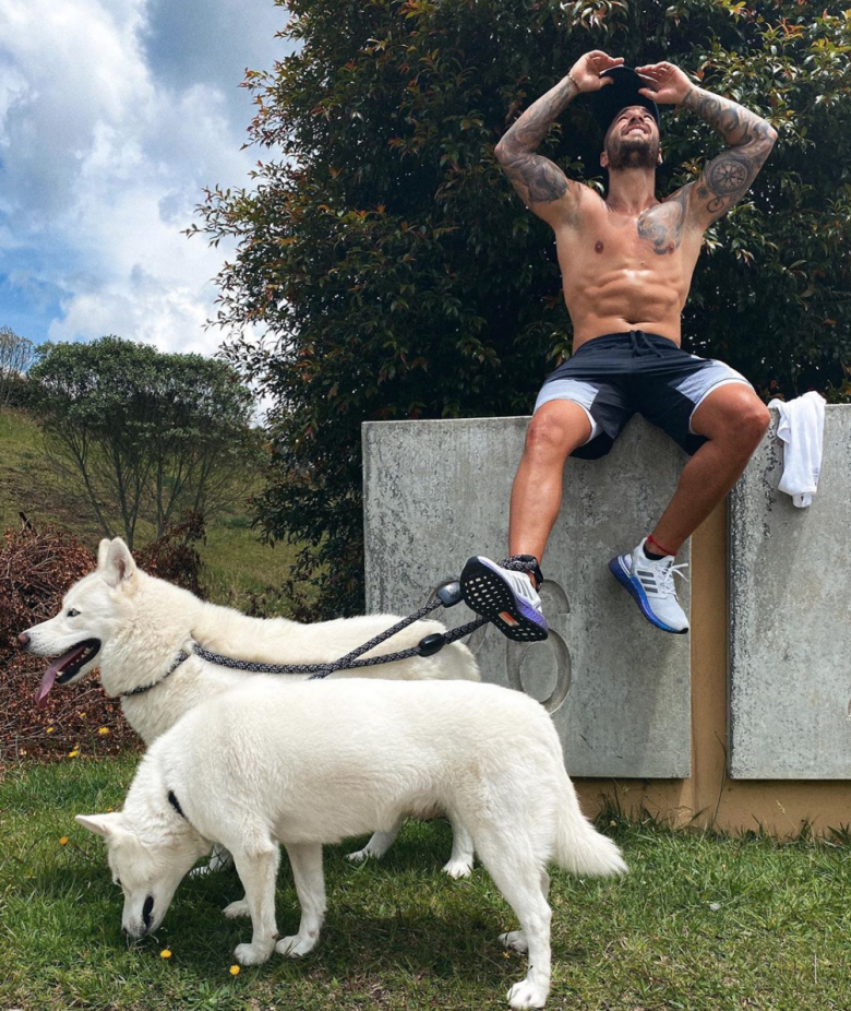 Maluma "amarrado por perro", sin camiseta y de lo más sexy en su última ...