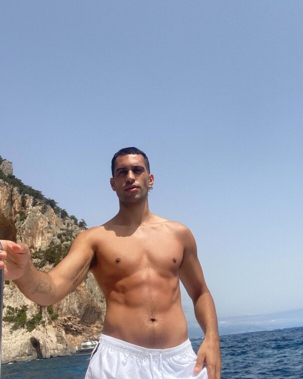 Mahmood despide el verano presumiendo de cuerpazo en la playa - Shangay