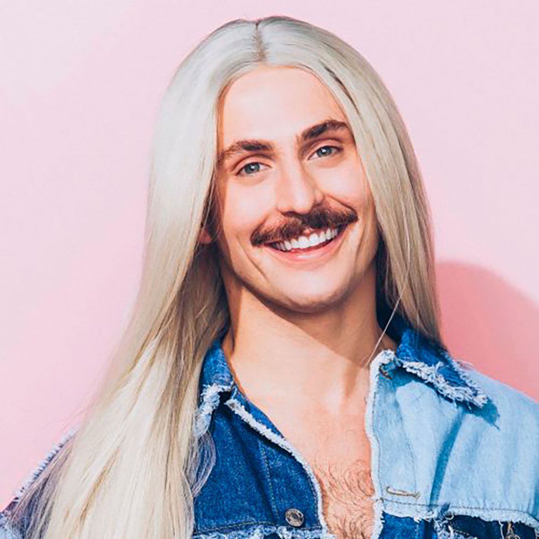 Julian Burzynski, el tiktoker obsesionado por 'Burlesque' y las pelucas ...