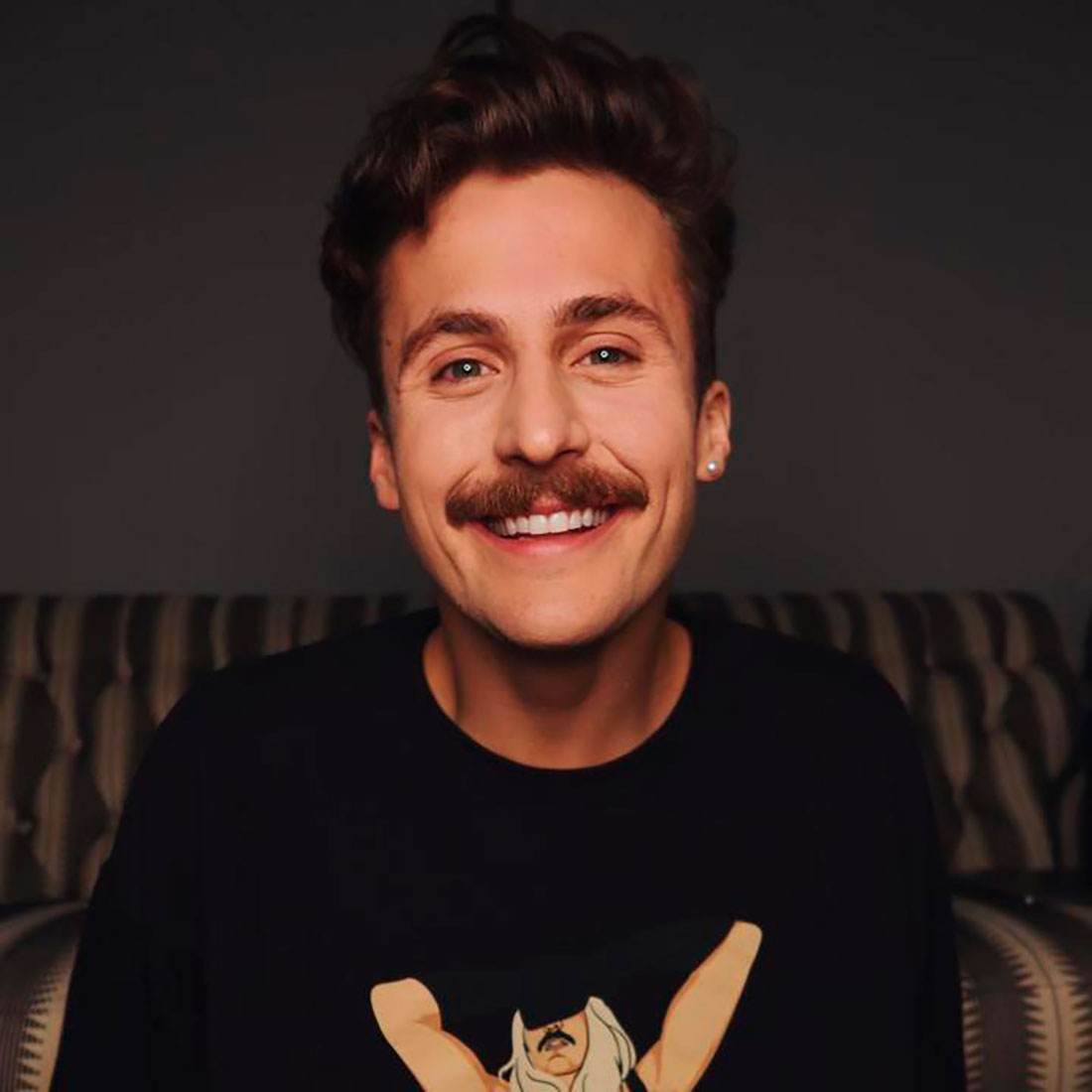 Julian Burzynski, el tiktoker obsesionado por 'Burlesque' y las pelucas ...