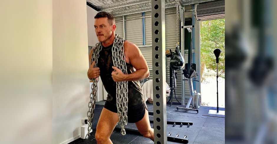 Luke Evans calienta las redes a tope de músculos en el gimnasio - Shangay