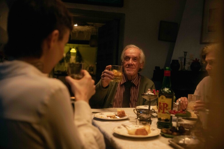 'She': el cuento de Navidad entre un abuelo y su nieta trans que te ...