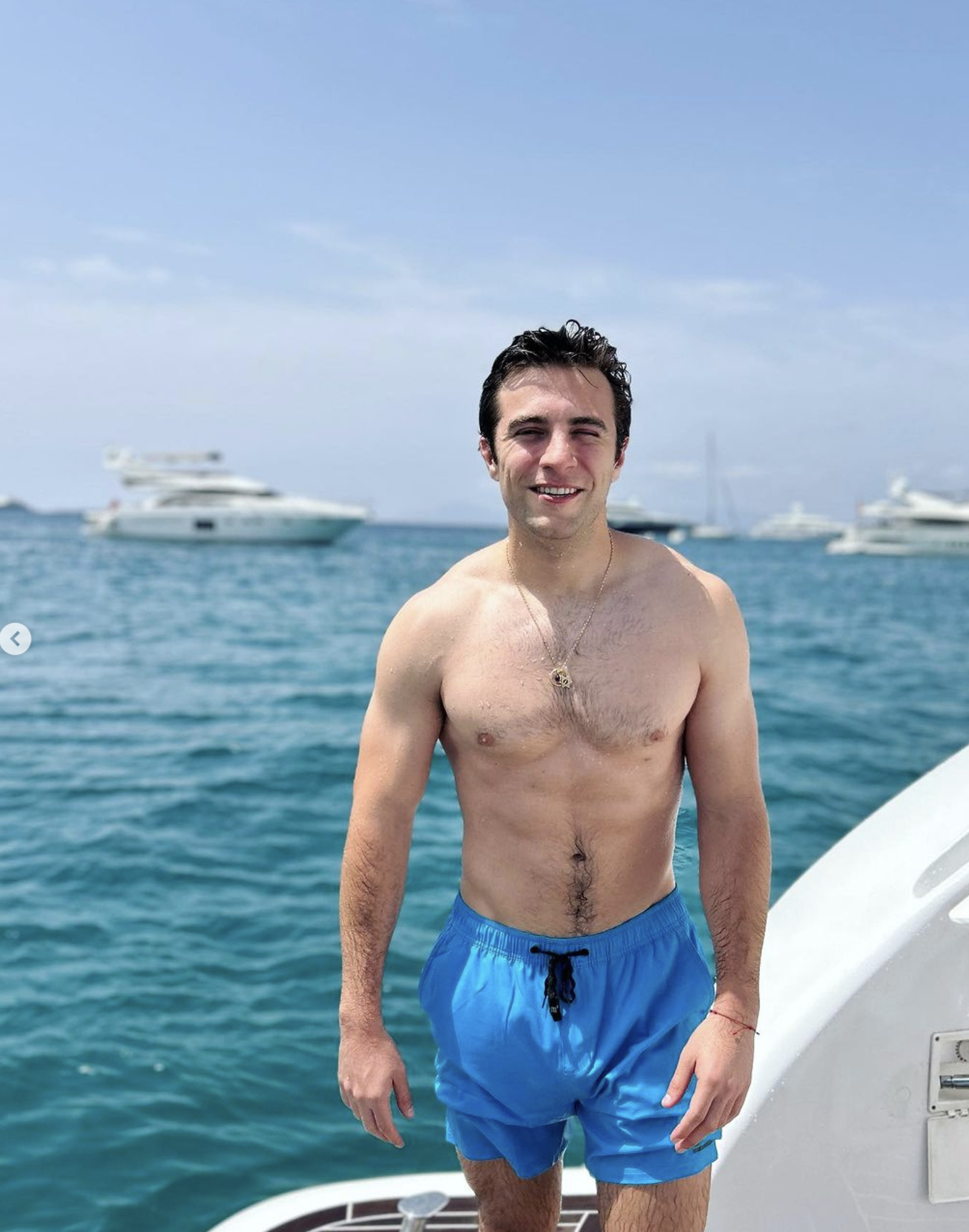 El impresionante cuerpo de Pol Monen en bañador: abdominales, bíceps ...