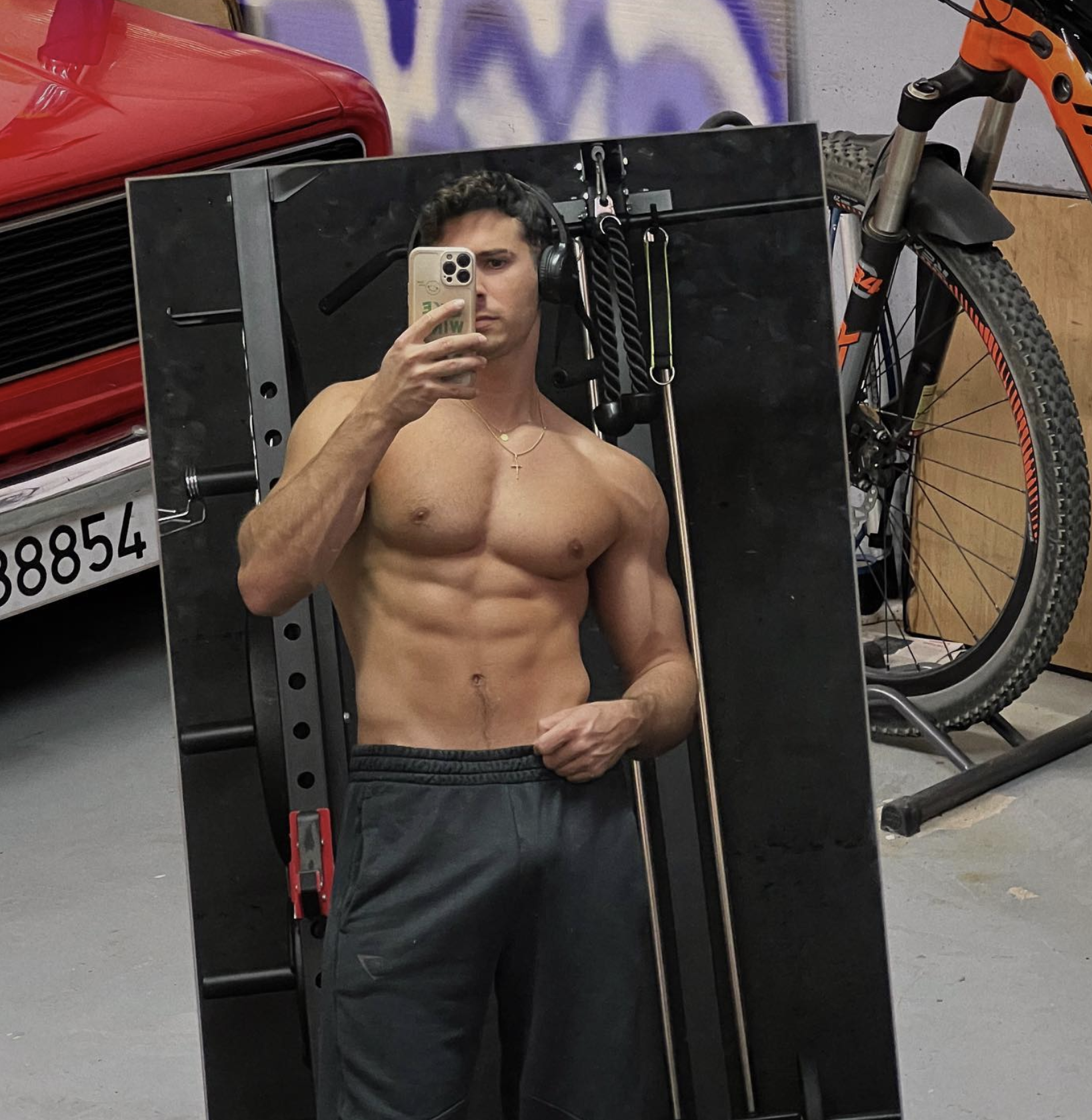 Jonan Wiergo y Batman desnudos en la cama. ¿Quién es 'El caballero oscuro'? - Shangay