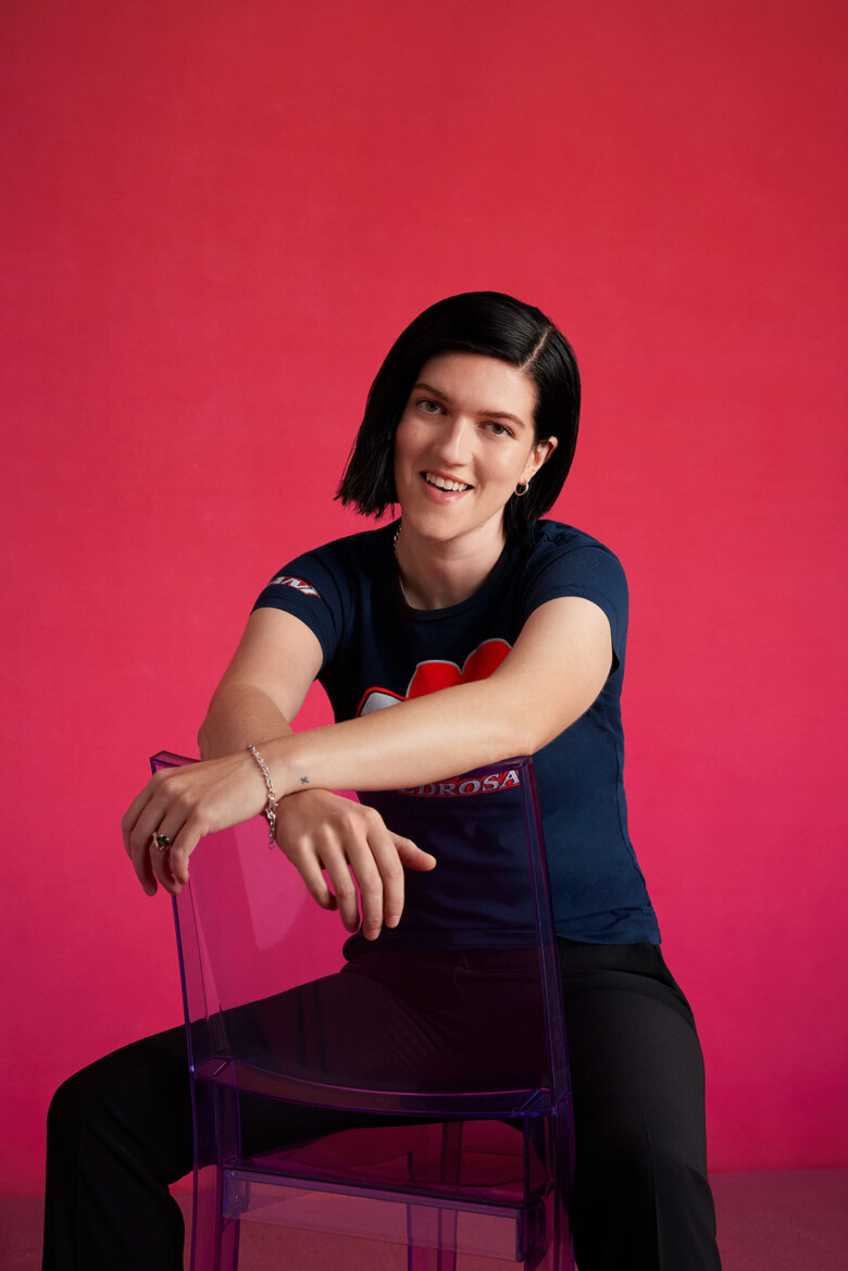 Romy (The xx) debuta en solitario celebrando su visibilidad queer - Shangay