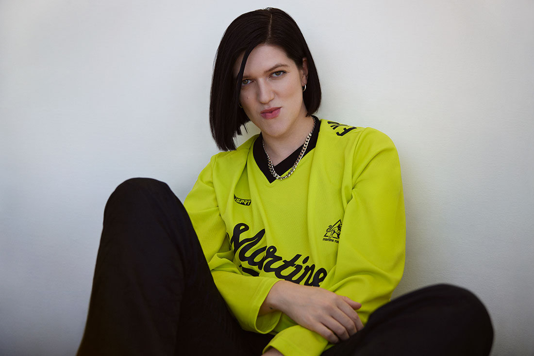 Romy (The xx) debuta en solitario celebrando su visibilidad queer - Shangay