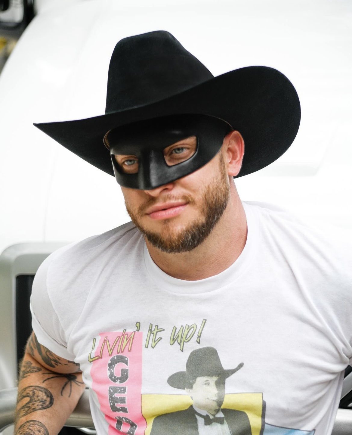 ¿Quién es Orville Peck, el cantante de country que protagoniza nuestros ...