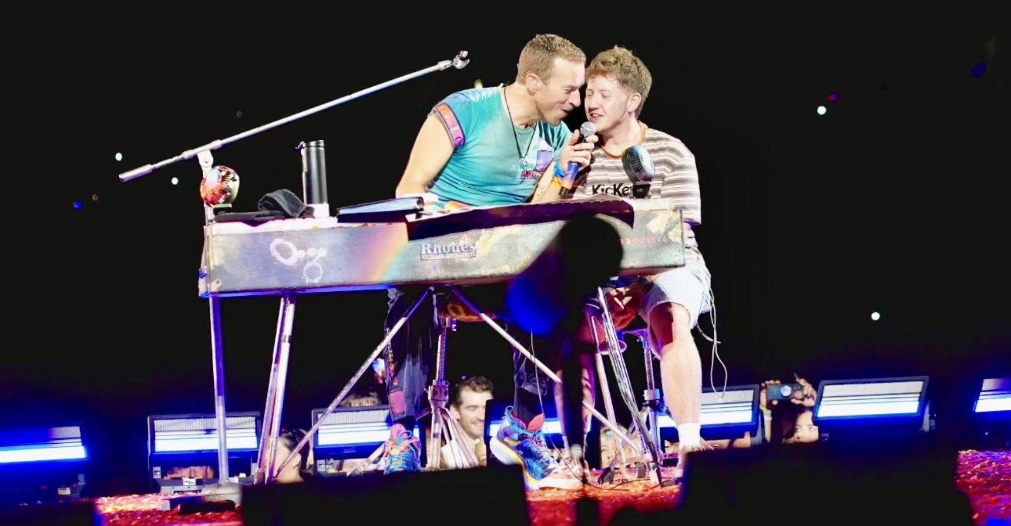 El emotivo momento de Chris Martin (Coldplay) con un fan trans durante ...