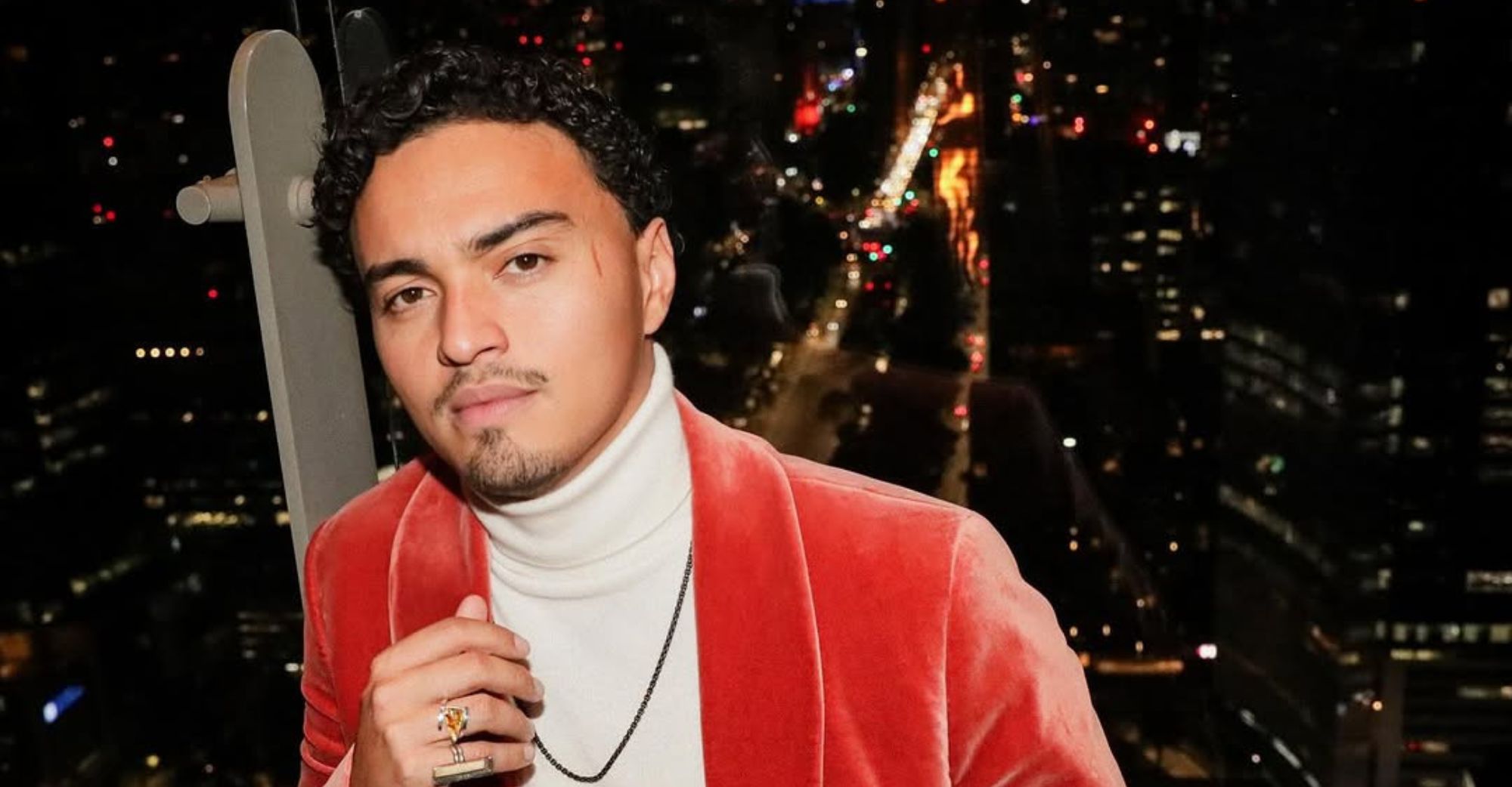 Tonatiuh, el actor queer del musical 'El beso de la mujer araña' - Shangay