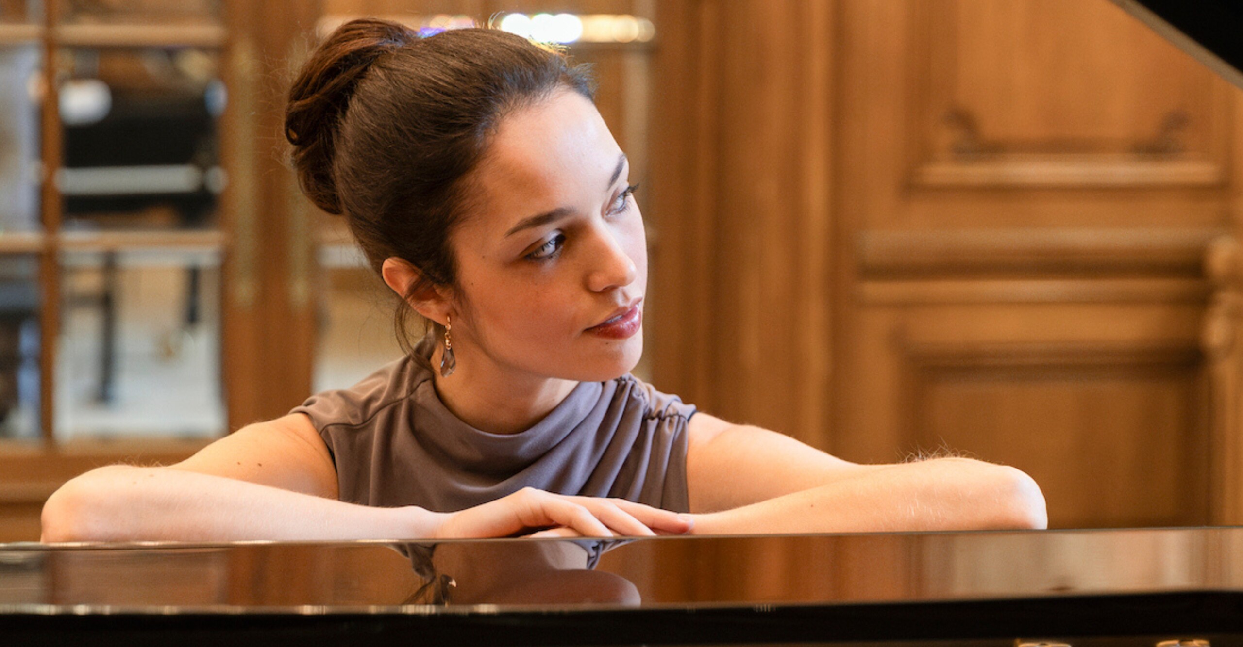 Emma Stratton ofrece una magistral clase de piano (y de música) con ...