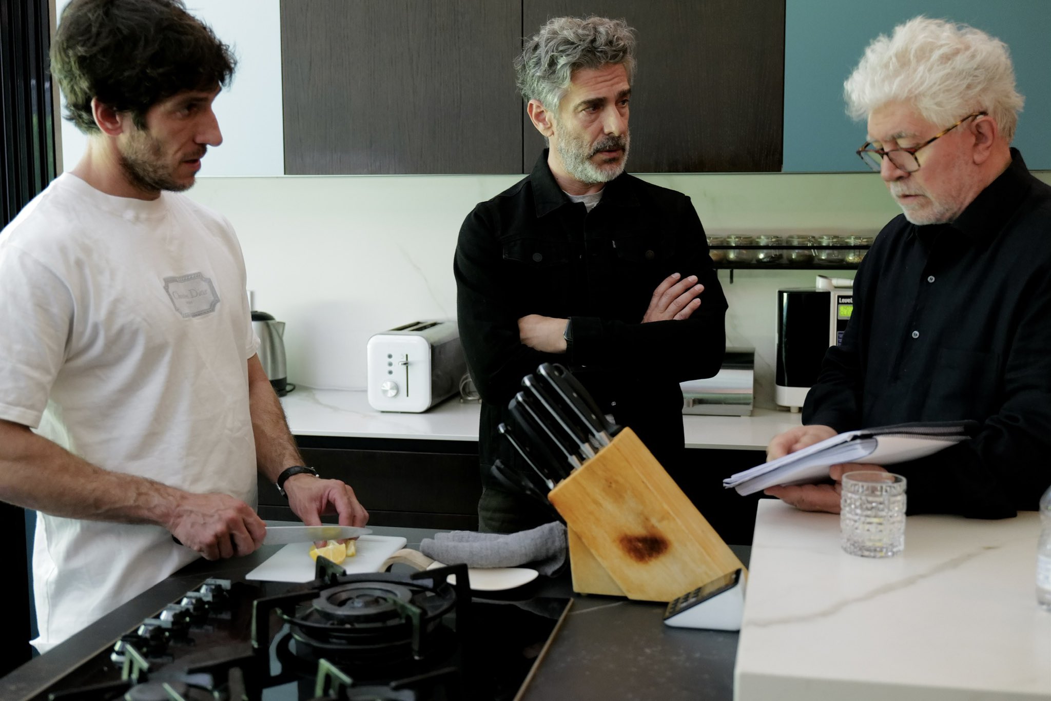 Pedro Almodóvar estrena el tráiler de ‘Amarga Navidad’ - Shangay
