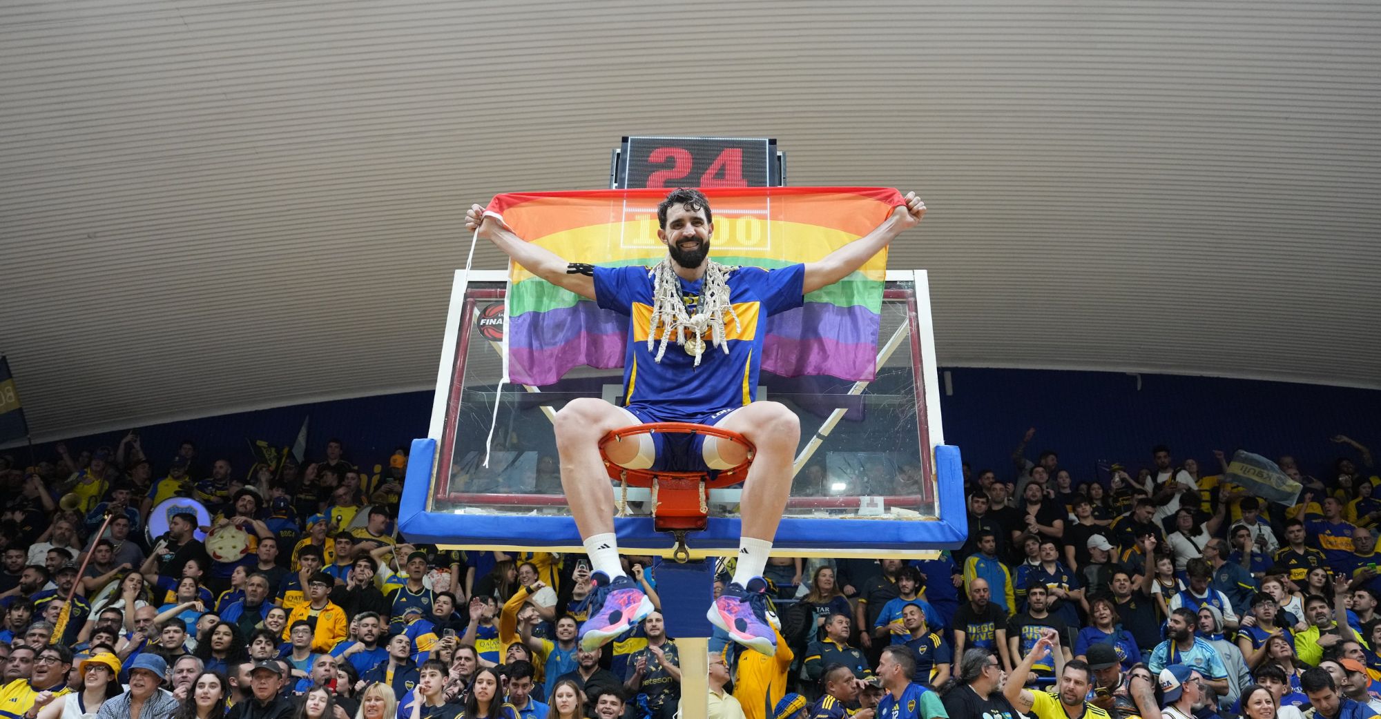 Sebastián Vega celebra una victoria con la bandera LGTBIQ+ - Shangay